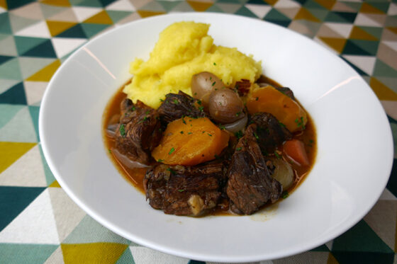 Govedina po burgundsko – boeuf bourguignon - Kuharski recepti - Okusno.si